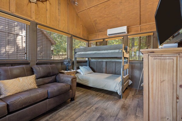 Grey Moose Lodge W/ Amenities Access! - Spokane, MO