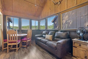 Casa, várias camas, sacada, vista para o jardim (Grey Moose Lodge) | Área de estar | TV de tela plana 42 polegadas com canais digitais, lareira