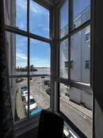 Quarto Triplo Standard, casa de banho anexa, vista para o mar