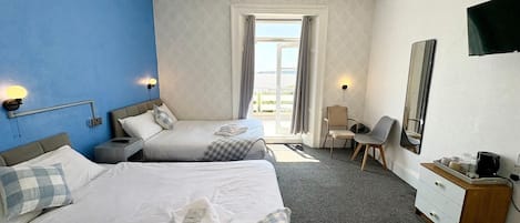 Quarto Quádruplo, casa de banho anexa, vista para o mar | Wi-fi grátis, roupa de cama fornecida