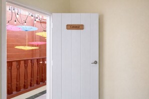 Quarto Standard | Secretária, secretária adequada para computadores portáteis 