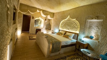 Deluxe Junior Cave Room | Roupas de cama premium, frigobar (abastecido com alguns itens grátis)