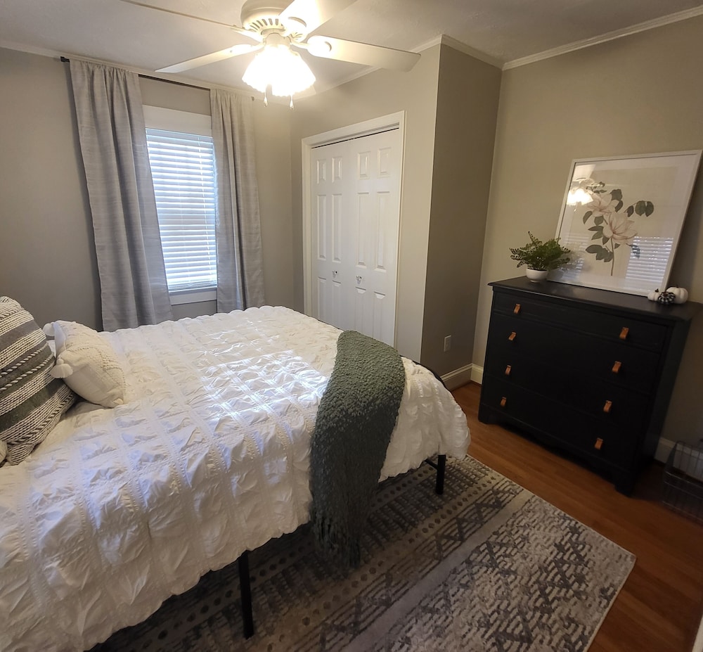 Classy Copacetic Cottage-king Bd, Clean, Close To Downtown, Furman, Swamp Rabbit - Greenville, SC
