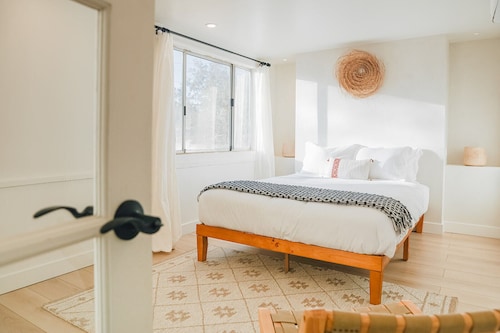 Casa Eterna - Desert Oasis, Views, Hot Tub, Firepit - Joshua Tree, CA