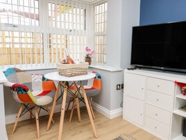 Um frigorífico, uma máquina de lavar louça, uma chaleira elétrica 