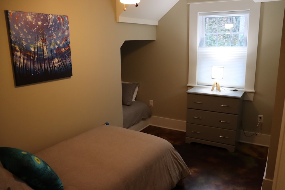 Private Cabin On River: Hot Tub, Fire Table, Hiking & Fishing In Front Yard, At - Marion, VA