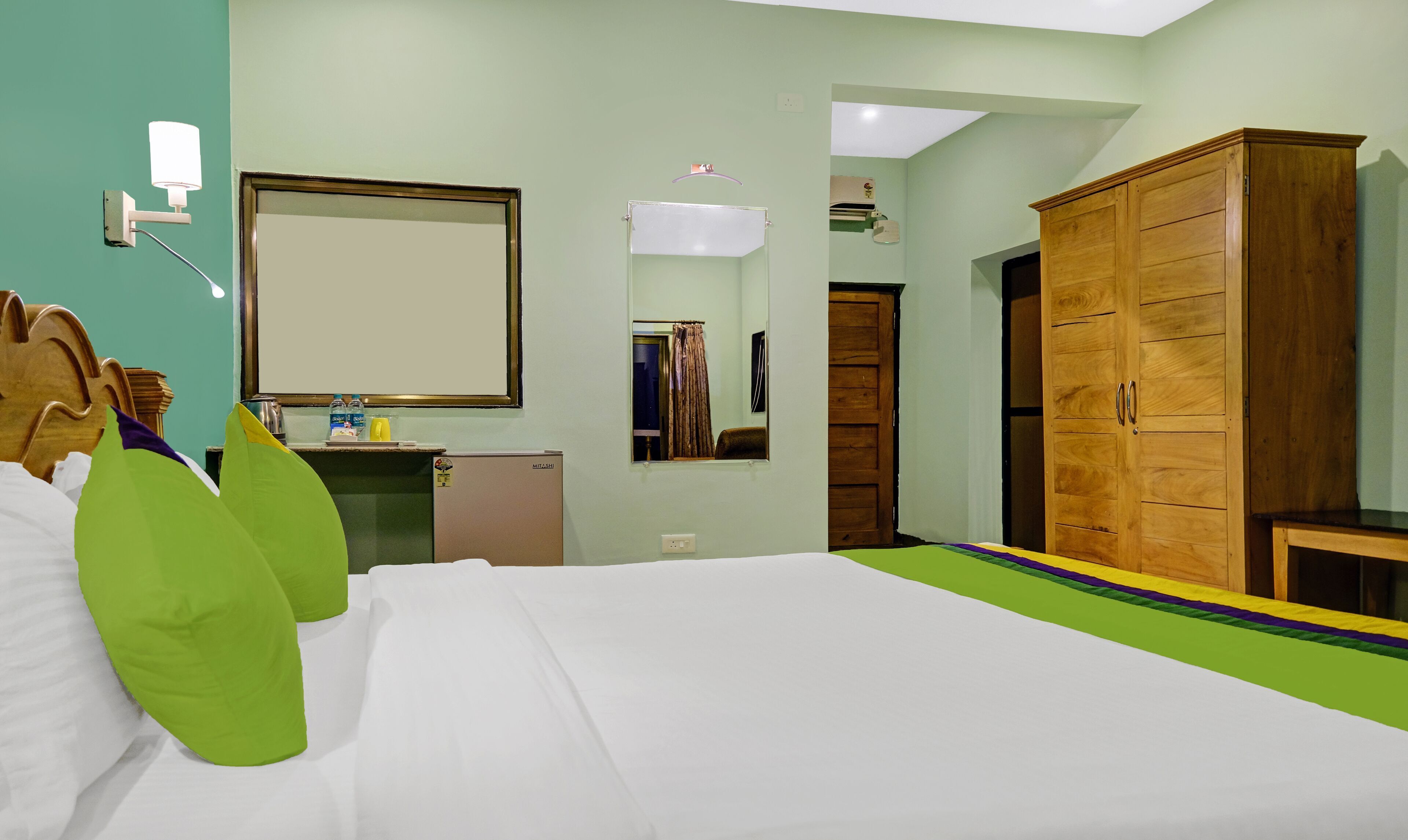 Roupas de cama premium, frigobar, escrivaninha