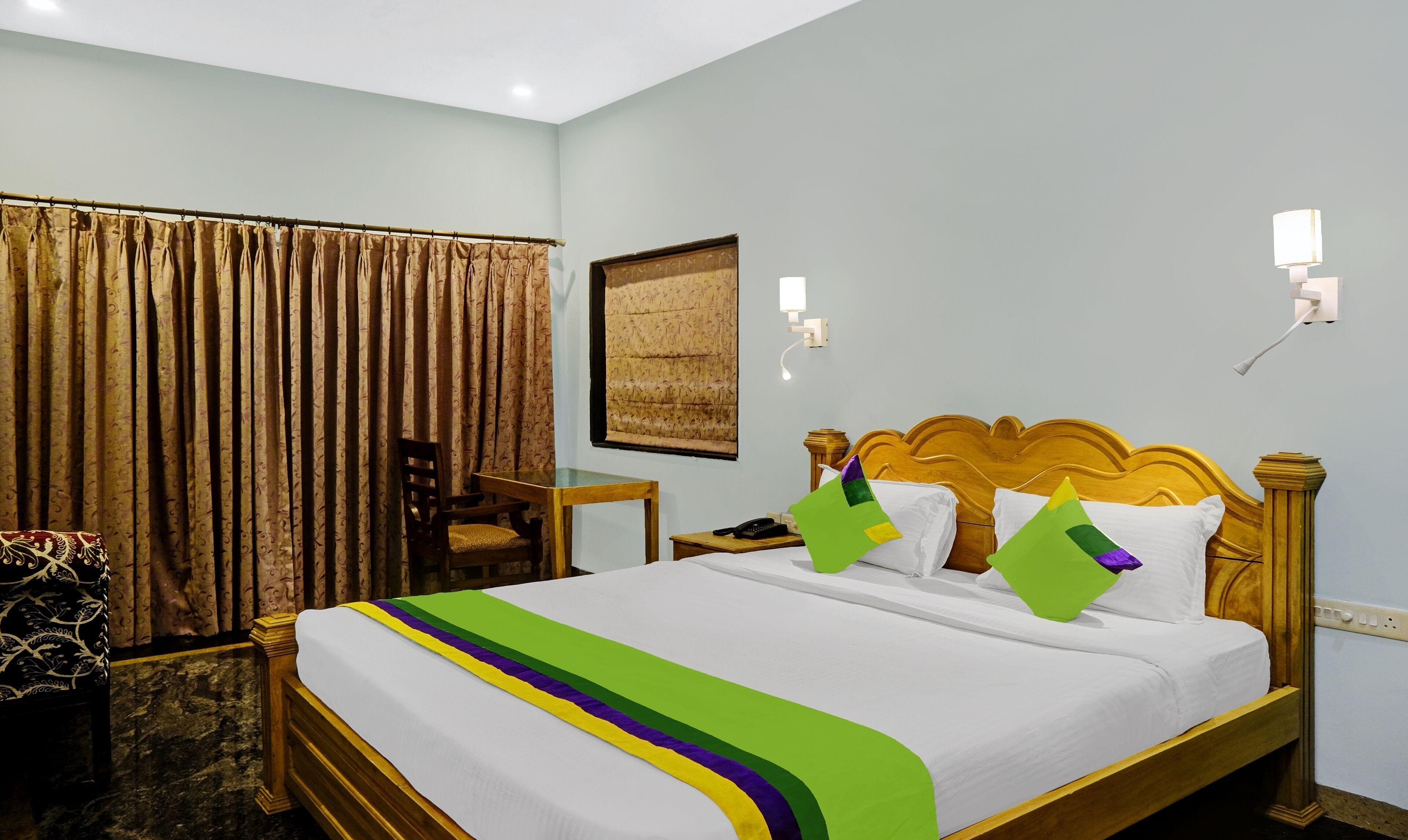 Roupas de cama premium, frigobar, escrivaninha