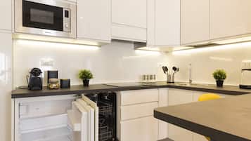 Apartamento | Cozinha privada | Geladeira grande, micro-ondas, fogão, cooktop