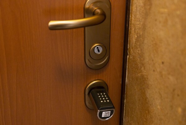 Uma porta com fechadura de chave e teclado numérico.