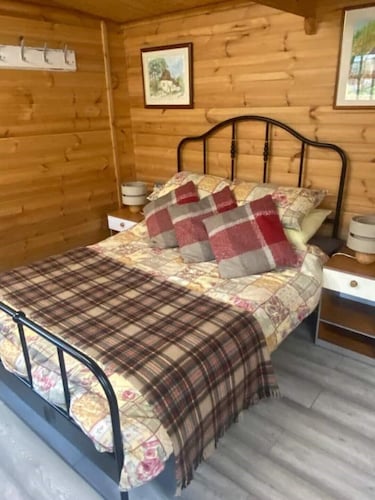 Self Contained Peaceful Log Cabin For Two. Private Patio & Loungers.. - Isle of Wight