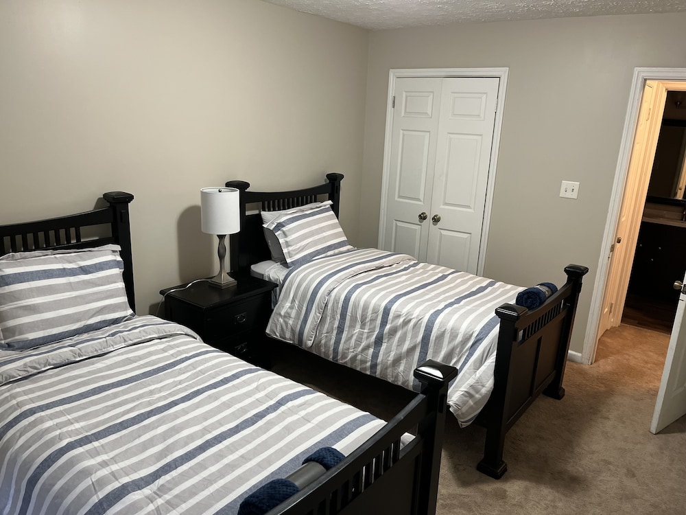 Cozy Yellow Cottage - Atlanta, GA