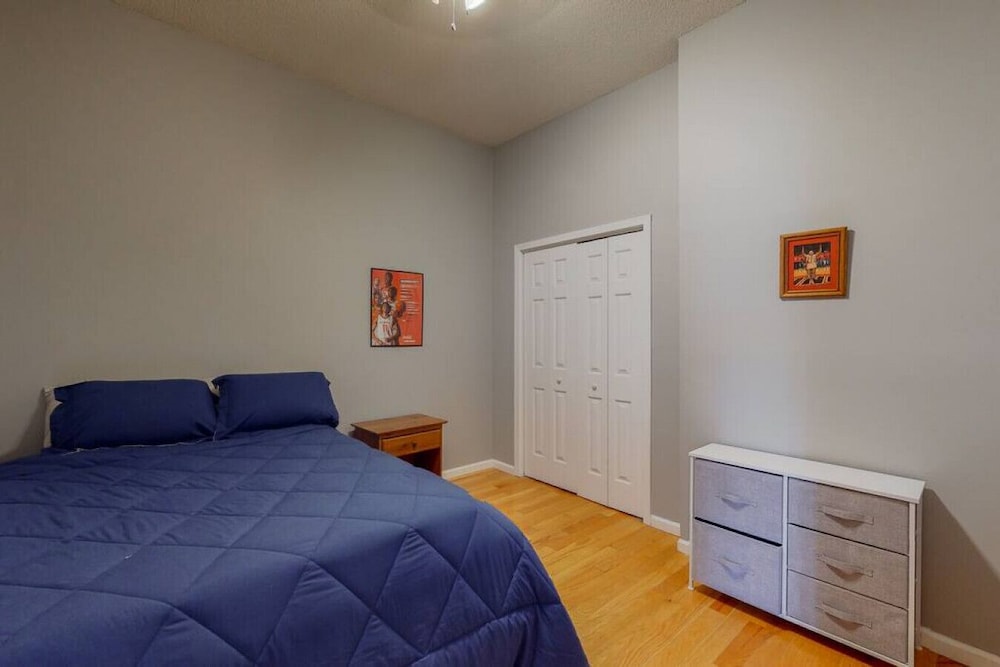 Illini Suite In Downtown Champaign - Champaign, IL
