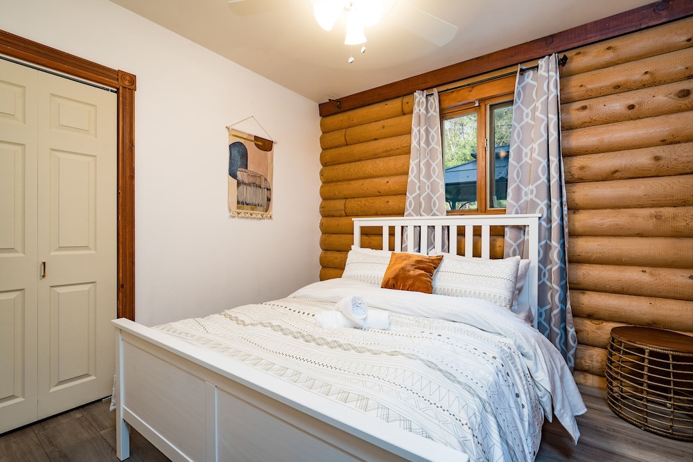 Cozy Cabin Inn W/ Private Hot Tub, Fire Pit + Close To Golf, Trails, Waterfalls - Owen Sound