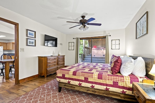 3 King Suites | 13 Min To Gatlinburg | Pet Friendly | Hot Tub | Game Room - Gatlinburg, TN