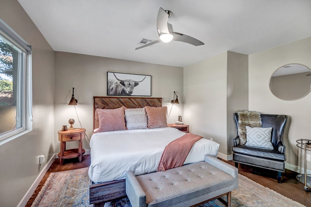 Ultimate Old Town Hangout | Pool, Putting Green & Lounge Spaces + Pets Welcome!! - Mesa, AZ