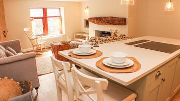 Uma máquina de lavar louça, utensílios de cozinha