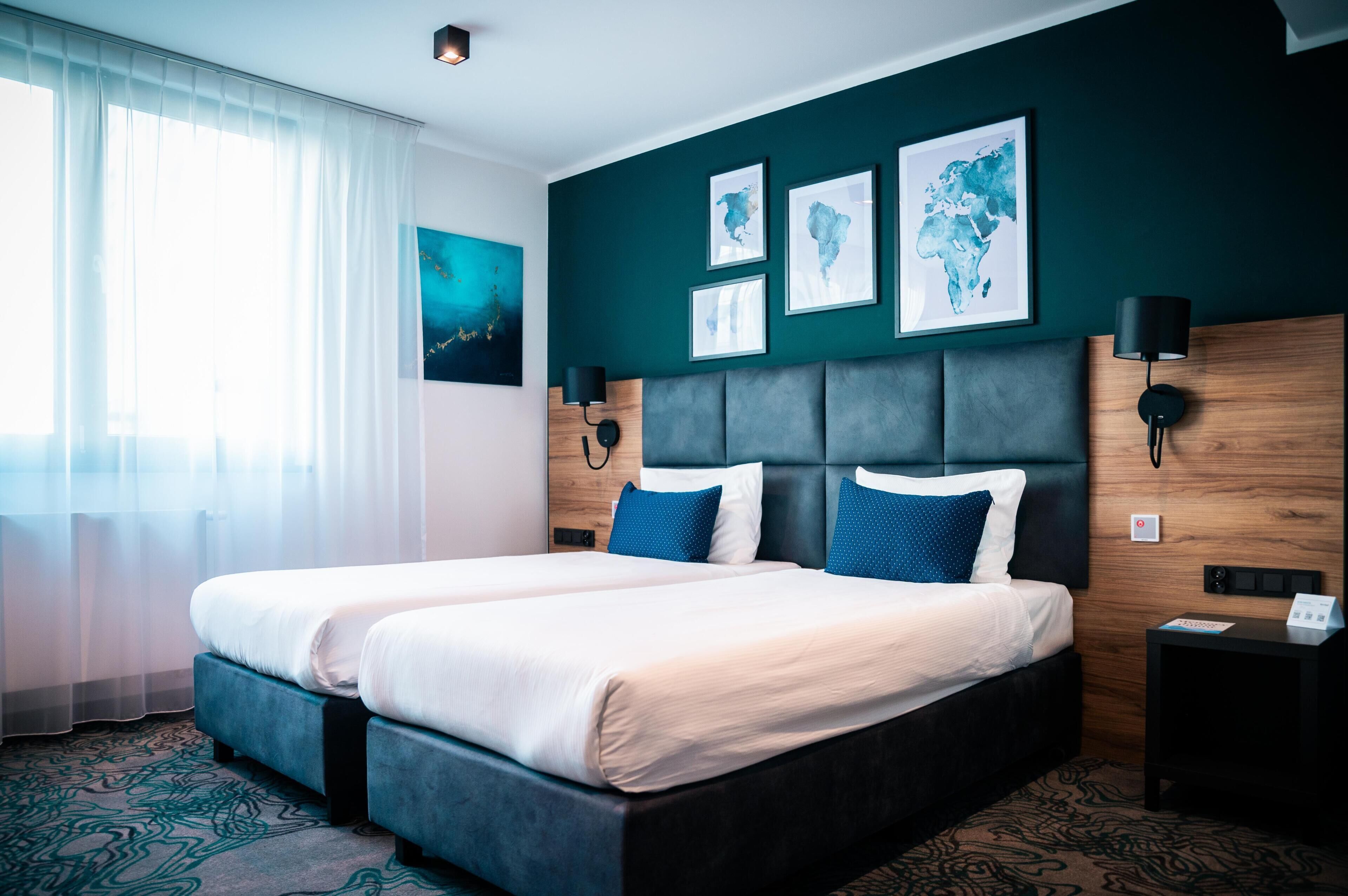 Roupas de cama antialérgicas, cofres nos quartos, escrivaninha