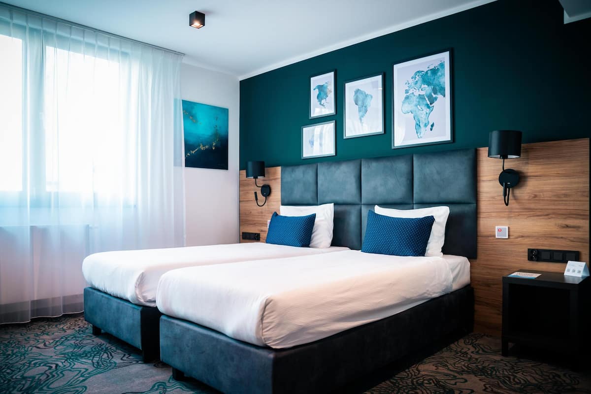 Roupas de cama antialérgicas, cofres nos quartos, escrivaninha