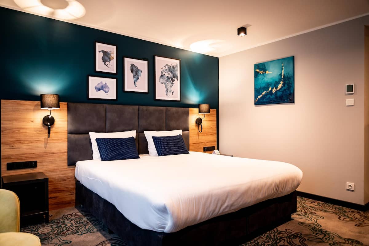 Quarto executivo, 1 cama Queen | Roupas de cama antialérgicas, cofres nos quartos, escrivaninha