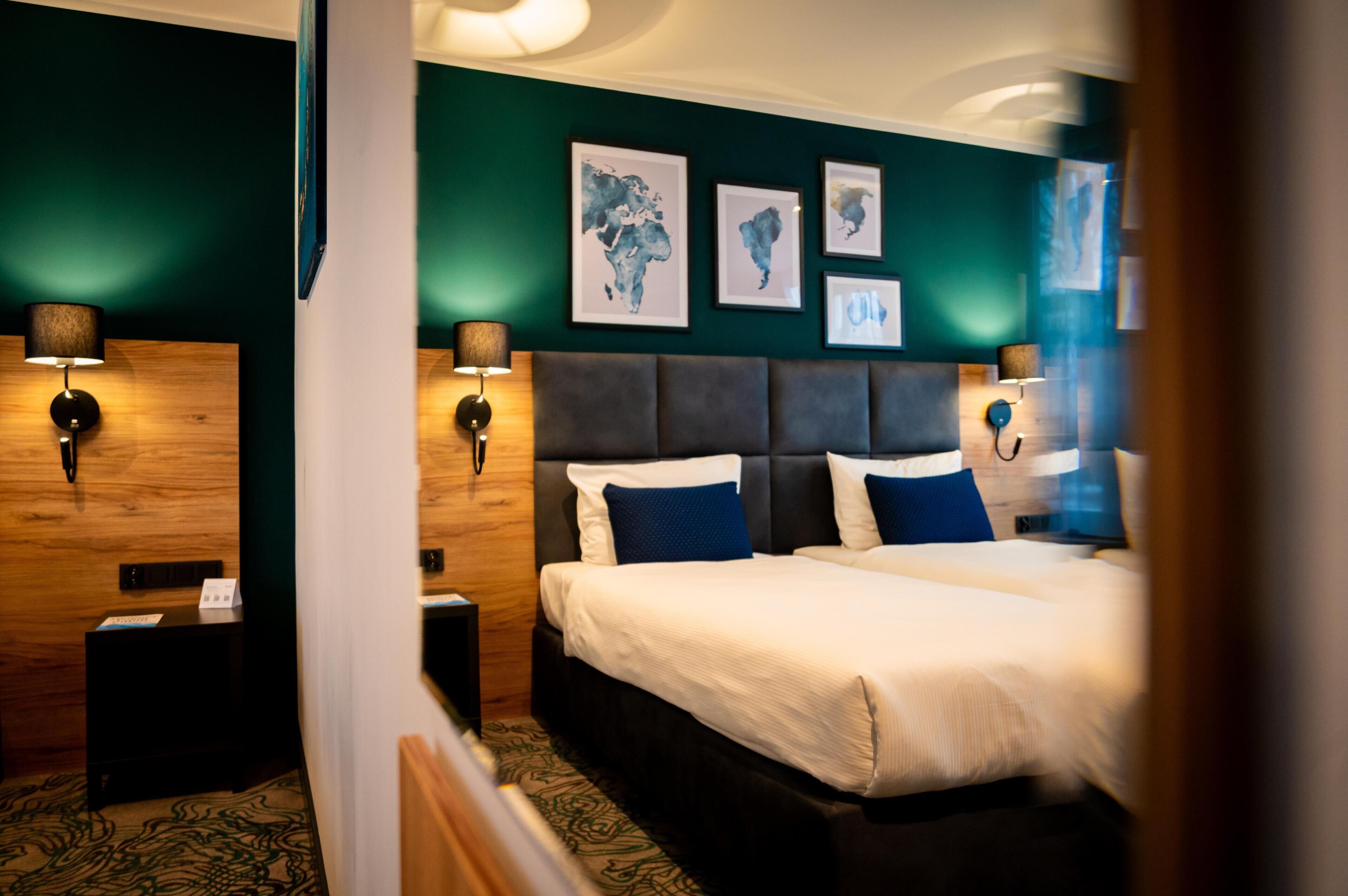 Quarto executivo, 2 camas de solteiro | Roupas de cama antialérgicas, cofres nos quartos, escrivaninha