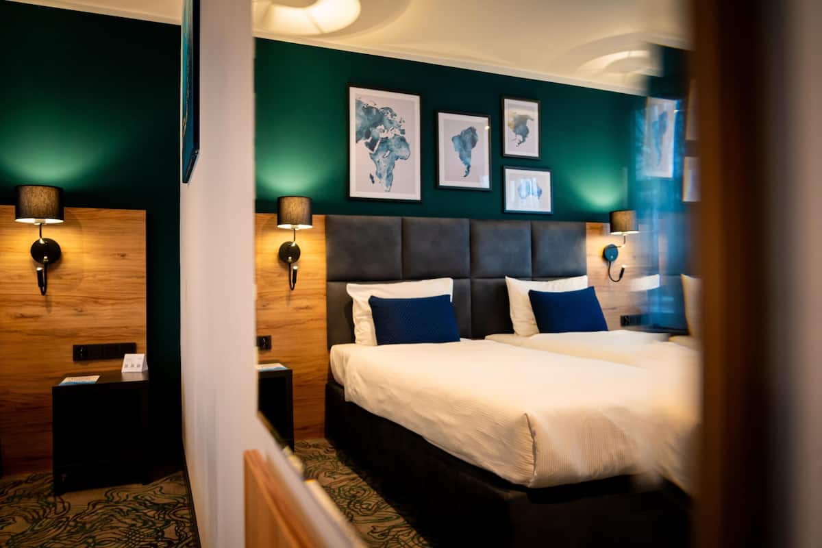 Quarto executivo, 2 camas de solteiro | Roupas de cama antialérgicas, cofres nos quartos, escrivaninha