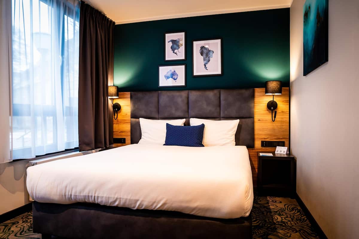 Quarto standard, 1 cama de casal | Roupas de cama antialérgicas, cofres nos quartos, escrivaninha