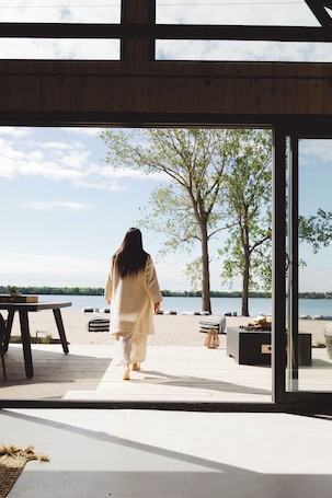 Lakefront Luxury Cabin | Roupa de alta qualidade, camas de colchão pillowtop, cofre no quarto . Wander the Resort