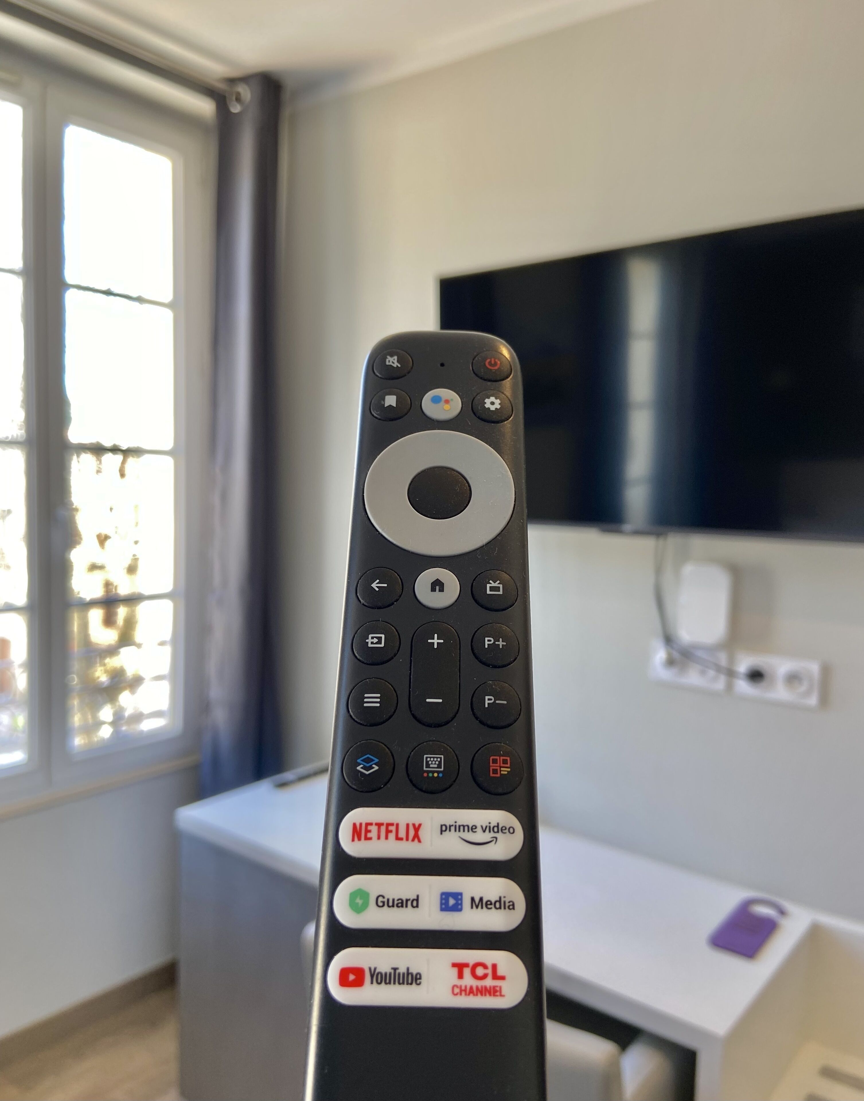 Um controle remoto com botões para Netflix, YouTube e canal TCL.