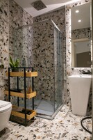 Quarto conforto | Banheiro | Secador de cabelo, roupões de banho, chinelos, toalhas de banho
