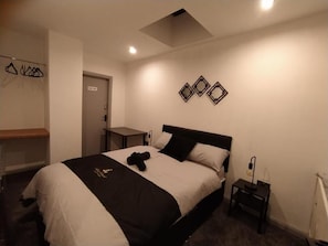 Com mobília individualizada, cortinas/cortinados opacos 