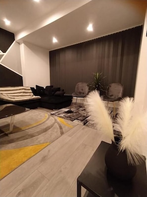 Com mobília individualizada, cortinas/cortinados opacos 