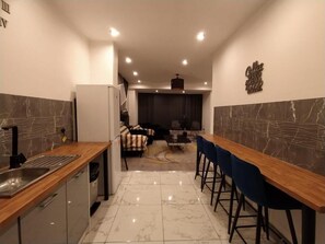 Um frigorífico/congelador grande, um micro-ondas, um forno 