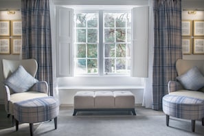 Suite-Estúdio, 1 cama king-size, vista para o jardim | Sala de estar | Televisor LCD