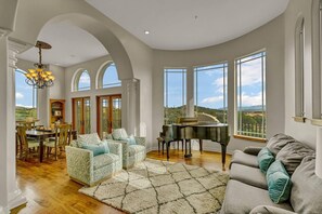 Villa, várias camas | Sala