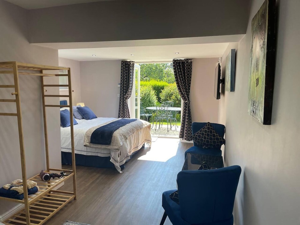 Immaculate 1-bed Studio With Outside Patio - Halifax