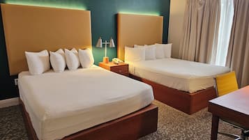 1 quarto, cofre no quarto, secretária, ferro/tábua de engomar