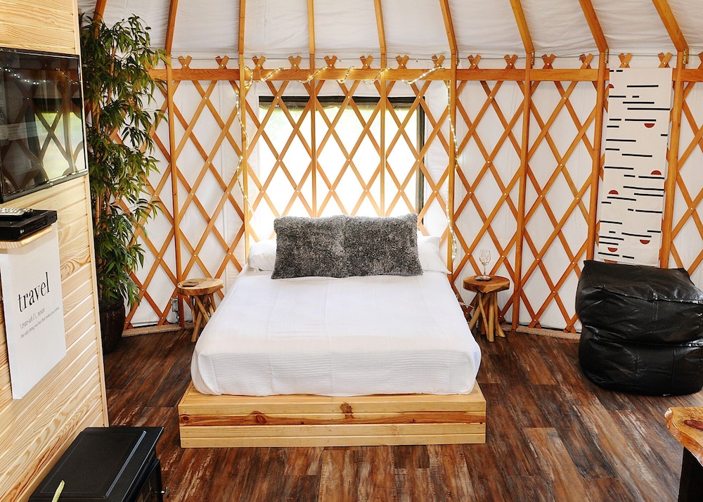 Luxury Yurt For Couples With Hot Tub On Deck - Lake Harriet, Amity