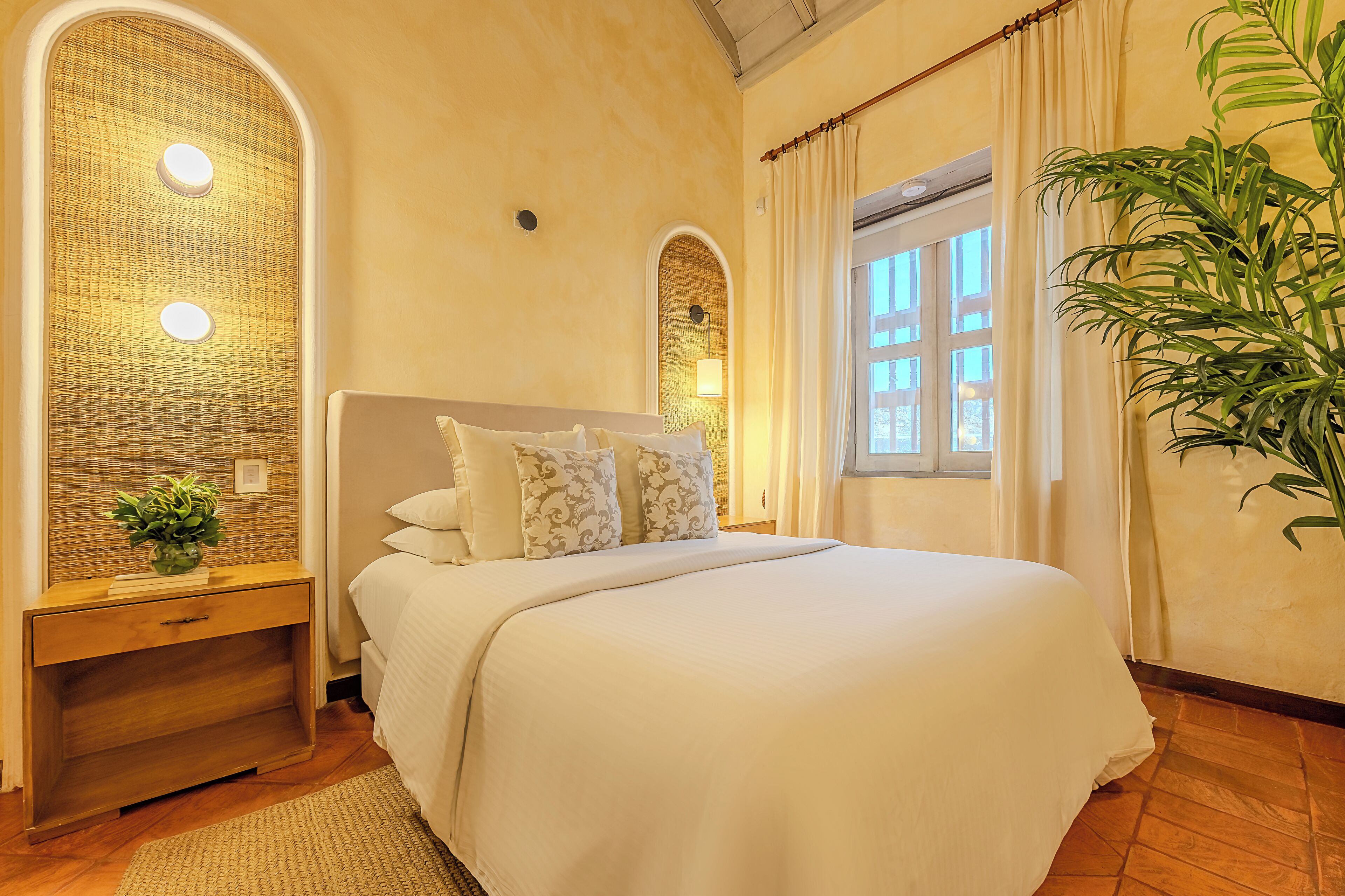 Quarto Deluxe | Roupa hipoalergénica, cofre no quarto, secretária 