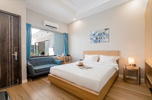 Quarto, vista para a piscina (Suite) | Frigobar, escrivaninha, espaço de trabalho para notebook