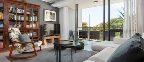 Apartamento empresarial | Área de estar | TV de tela plana 50 polegadas com canais a cabo, TV