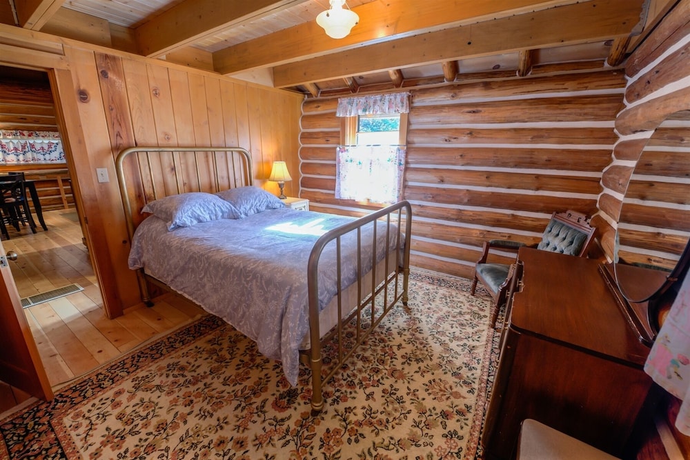 Ycc Cabin - Roam Property Management - West Yellowstone, MT