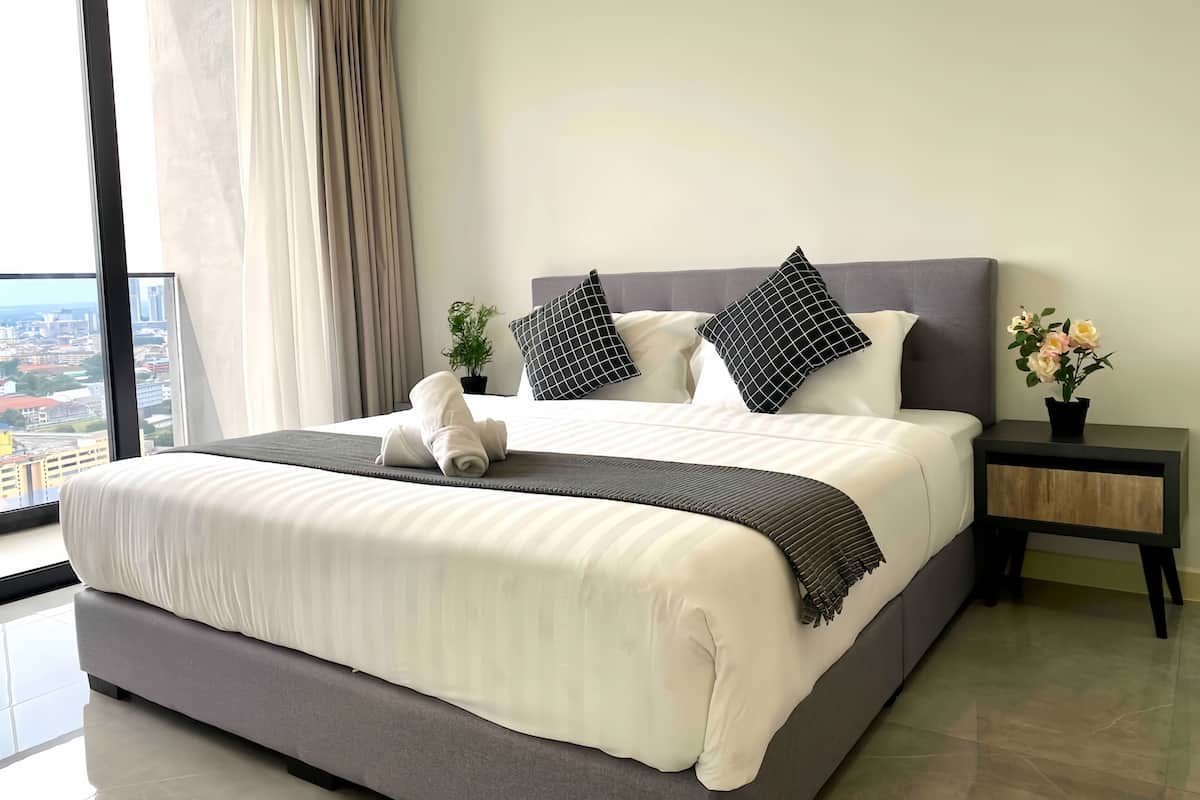 Apartamento luxo | 2 quartos, escrivaninha, Wi-Fi de cortesia, roupa de cama