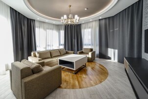 Apartamento Premium | Cofre no quarto, secretária, cortinas/cortinados opacos 