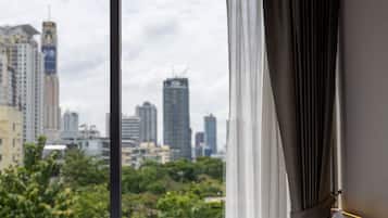 Quarto Twin Standard, vista para o jardim | Minibar, cofre no quarto, secretária