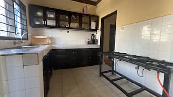 Villa | Cozinha privada | Um frigorífico, um forno, uma chaleira elétrica, uma cadeira de bebé