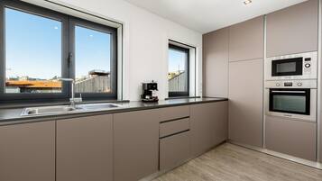 Apartamento | Cozinha privada | Um frigorífico, um micro-ondas, uma cafeteira/bule