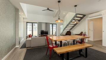 Apartamento | Cozinha privada | Um frigorífico, um micro-ondas, uma cafeteira/bule