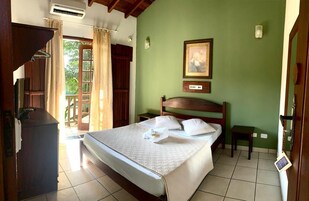 Quarto casal standard, 1 cama de casal, vista para a montanha | Roupa de cama