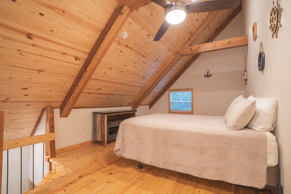 Cabin C at Safe Harbor Brady Mountain on Lake Ouachita! - Royal | Vrbo